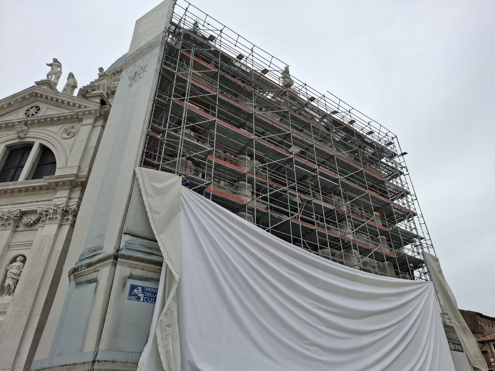 Iniziato lo smontaggio dei ponteggi alla Salute. Il 5 novembre una ...